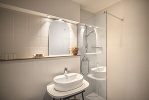 [PLACESROOM] for 2+1 Seaside | Casa de banho | Um secador de cabelo, toalhas fornecidas, sabão, champô 