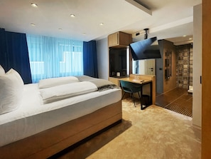 Quarto casal luxo | Escrivaninha, espaço de trabalho para notebook, Wi-Fi de cortesia