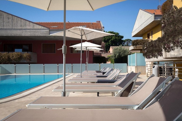 Piscina externa, espreguiçadeiras