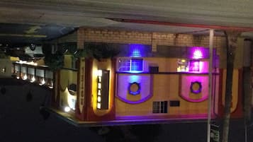 Fachada da propriedade à noite