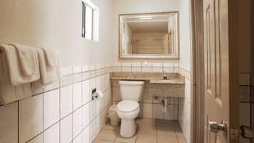 Quarto standard, 1 cama King, para não fumantes | Banheiro | Produtos de toalete grátis, secador de cabelo (mediante solicitação)