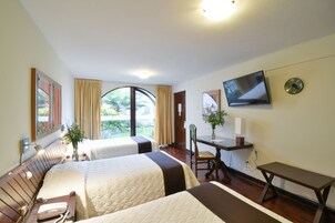 Quarto triplo | Cofres nos quartos, escrivaninha, berços grátis