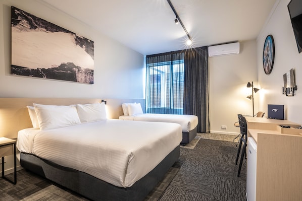 Secretária, ferro/tábua de engomar, Wi-fi grátis