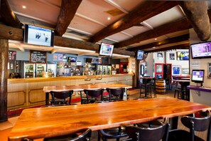 4 bares/lounges, este bar com transmissão de jogos em direto 