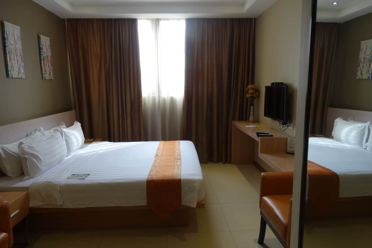 Suite Premium, acessível, banheira | Secretária, camas desdobráveis, Wi-fi grátis 