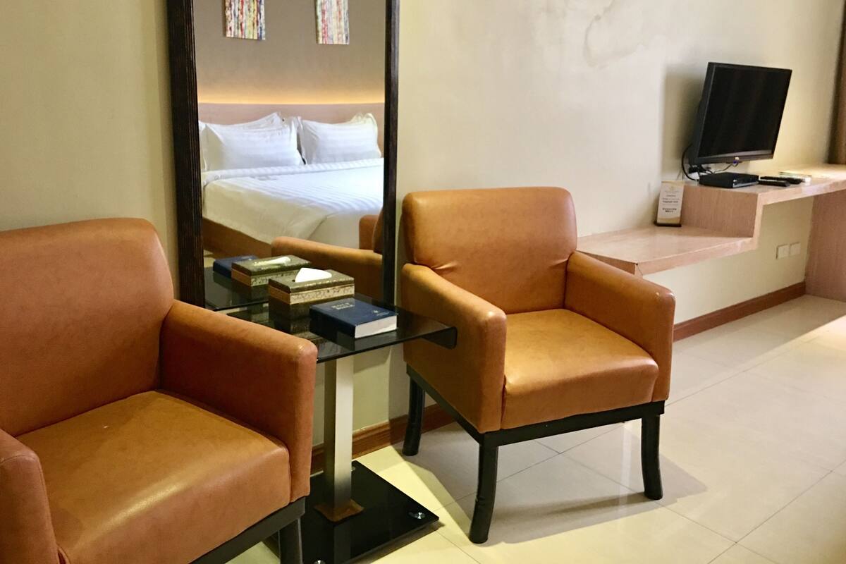 Quarto Deluxe, 1 cama queen-size | Secretária, camas desdobráveis, Wi-fi grátis 
