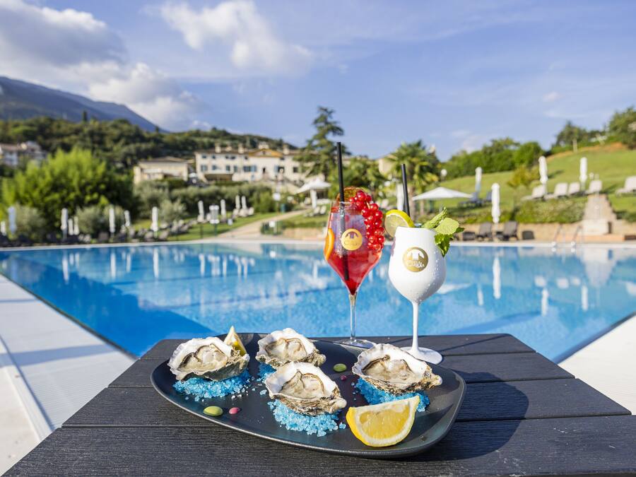 Piscina externa, espreguiçadeiras