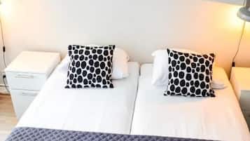 Quarto Twin Superior | Com decoração personalizada, Wi-fi grátis, roupa de cama fornecida