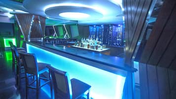 Este bar de cocktails, com espaço para refeições ao ar livre