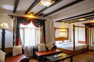 Quarto casal clássico de uso individual, várias camas, vista para o jardim | Roupas de cama antialérgicas, escrivaninha