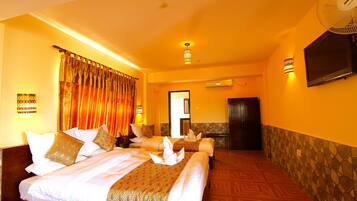 Quarto Deluxe (Triple Use) | Roupa de alta qualidade, cofre no quarto, com decoração personalizada