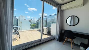 Suite-Estúdio Premium (Plus) | Cofre no quarto, secretária, quartos insonorizados, Wi-fi grátis