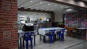 Pequeno-almoço tipo buffet mediante uma taxa 