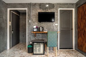 Quarto Standard | Roupa de alta qualidade, cofre no quarto, secretária 