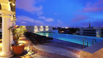 Piscina exterior, da(s) 8:00 à(s) 20:00, espreguiçadeiras