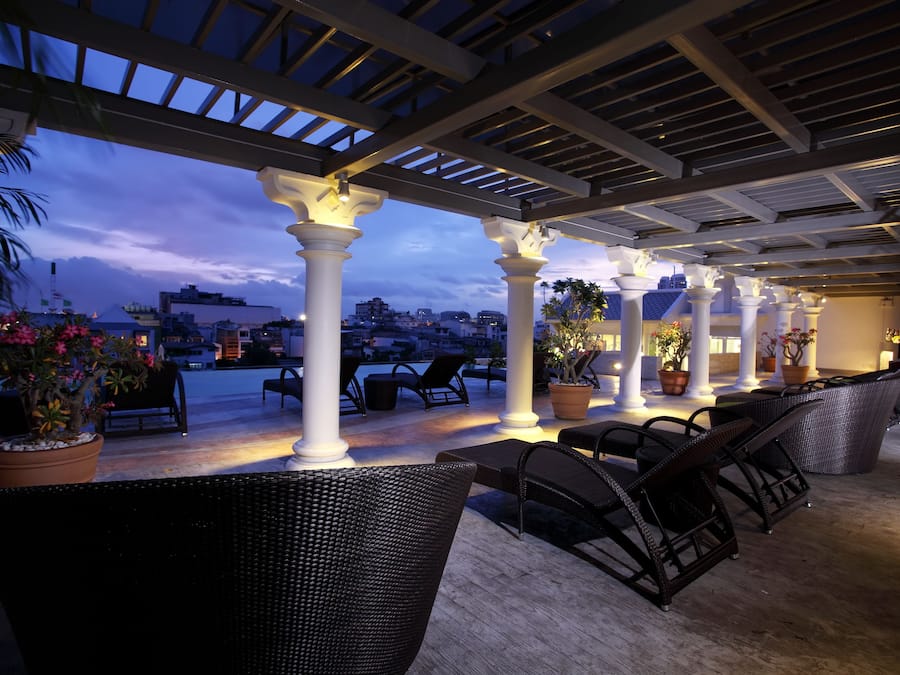 Piscina externa, funciona das 8h às 20h, espreguiçadeiras