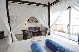 Quarto Deluxe | Cofre no quarto, secretária, cortinas/cortinados opacos 