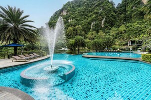 Piscina externa, funciona das 7h às 20h, espreguiçadeiras