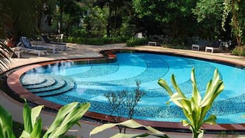 Piscina externa, funciona das 9h30 às 17h30, espreguiçadeiras