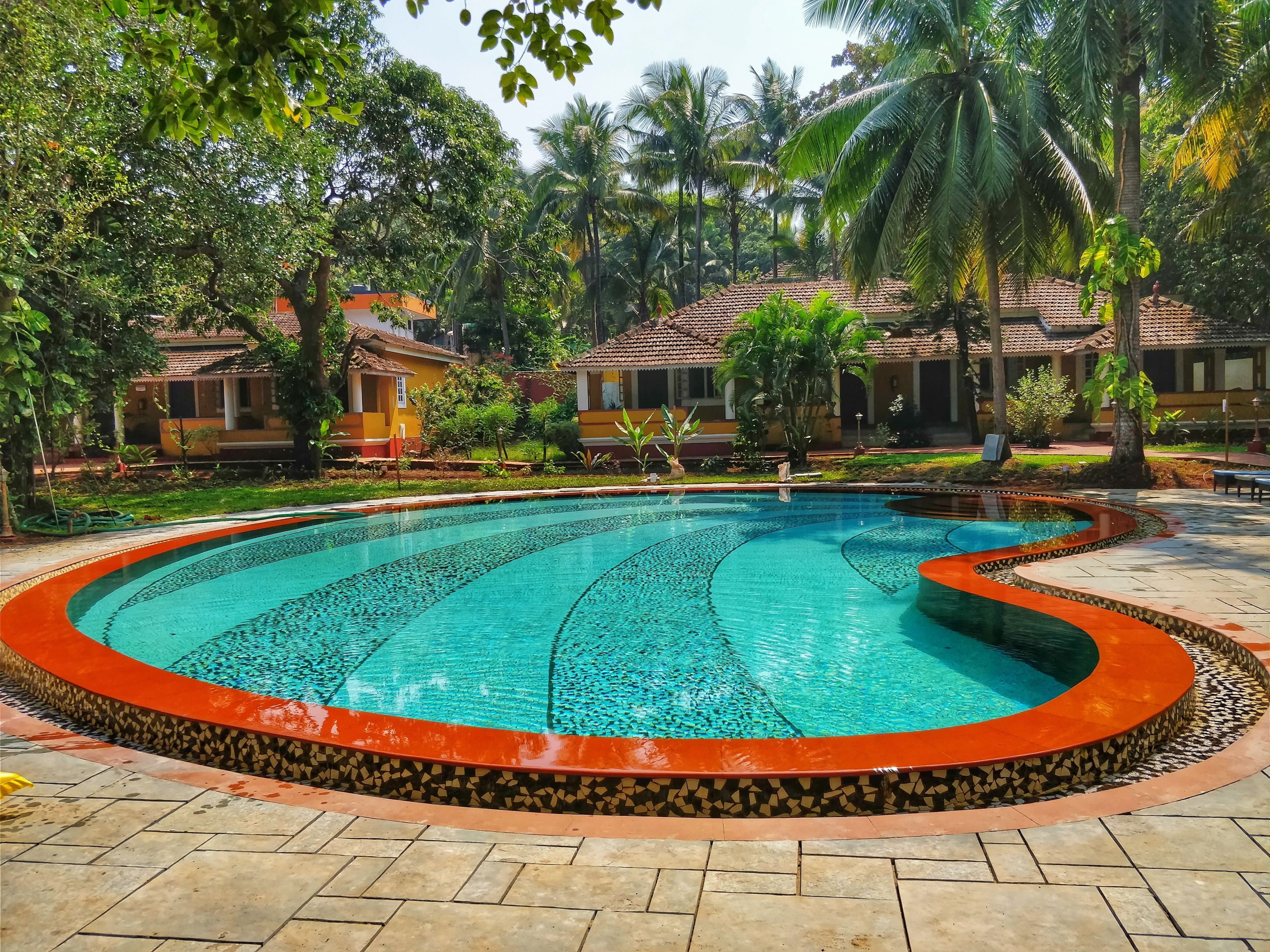 Piscina externa, funciona das 9h30 às 17h30, espreguiçadeiras