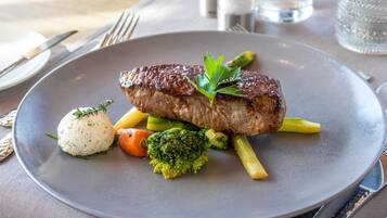 Um prato com um bife grelhado, brócolis e um pouco de manteiga de ervas.