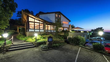 Fachada da propriedade à noite