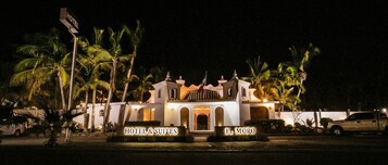 Fachada da propriedade à noite