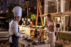 Pequenos-almoços, almoços, jantares servidos, com vista para a piscina 