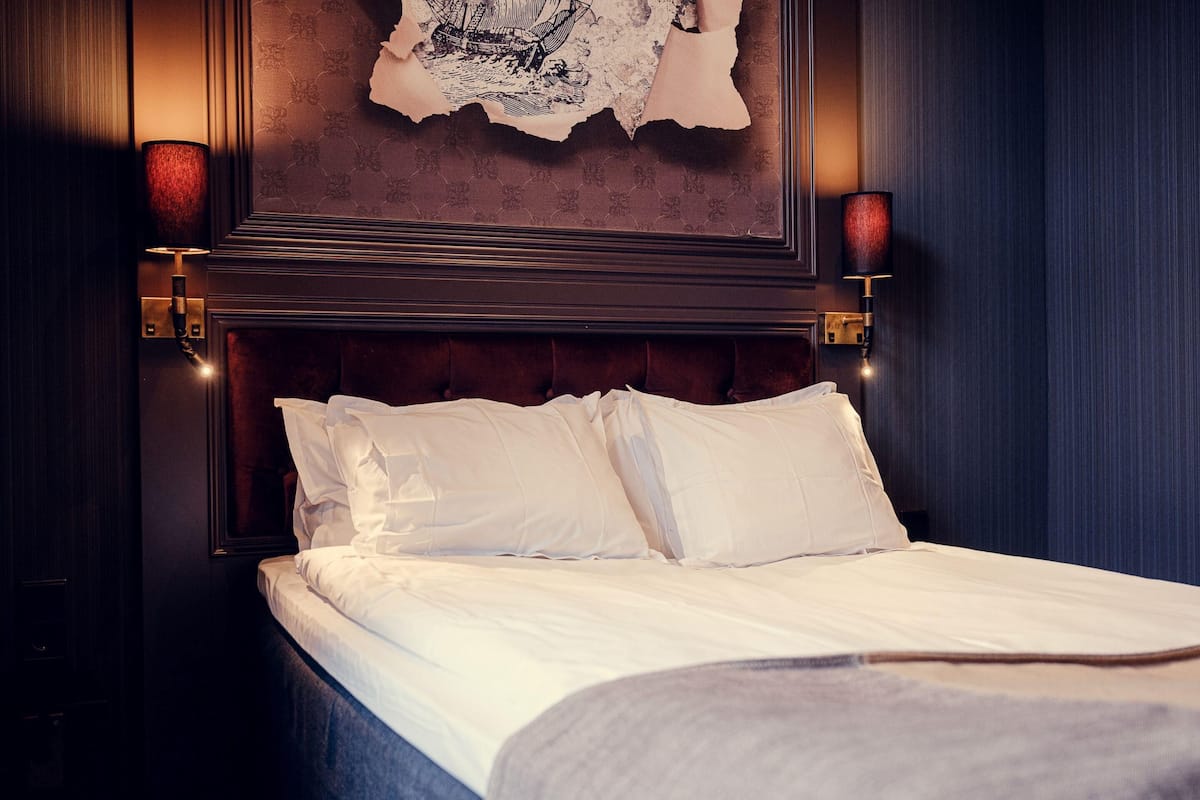 Quarto superior, 1 cama Queen, para não fumantes | 1 quarto, cofres nos quartos, individualmente decorados