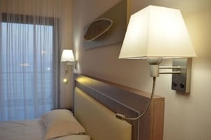 Roupa de alta qualidade, minibar, cofre no quarto, secretária