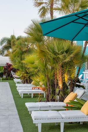 Terraço com espreguiçadeiras