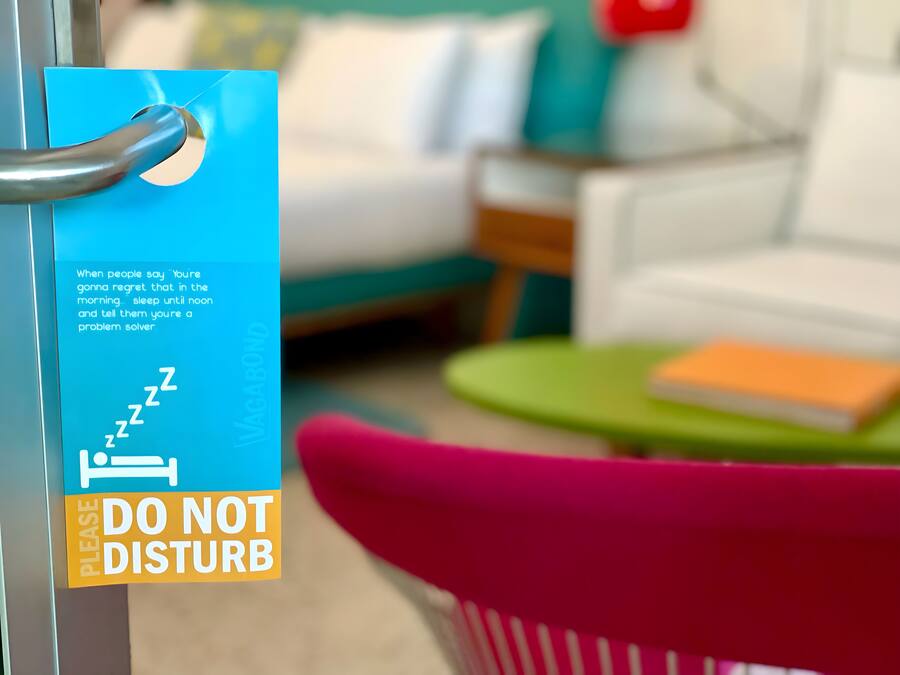 Um aviso divertido que recomenda dormir até o meio-dia e dizer às pessoas que você é um solucionador de problemas.