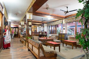 Área de estar no saguão