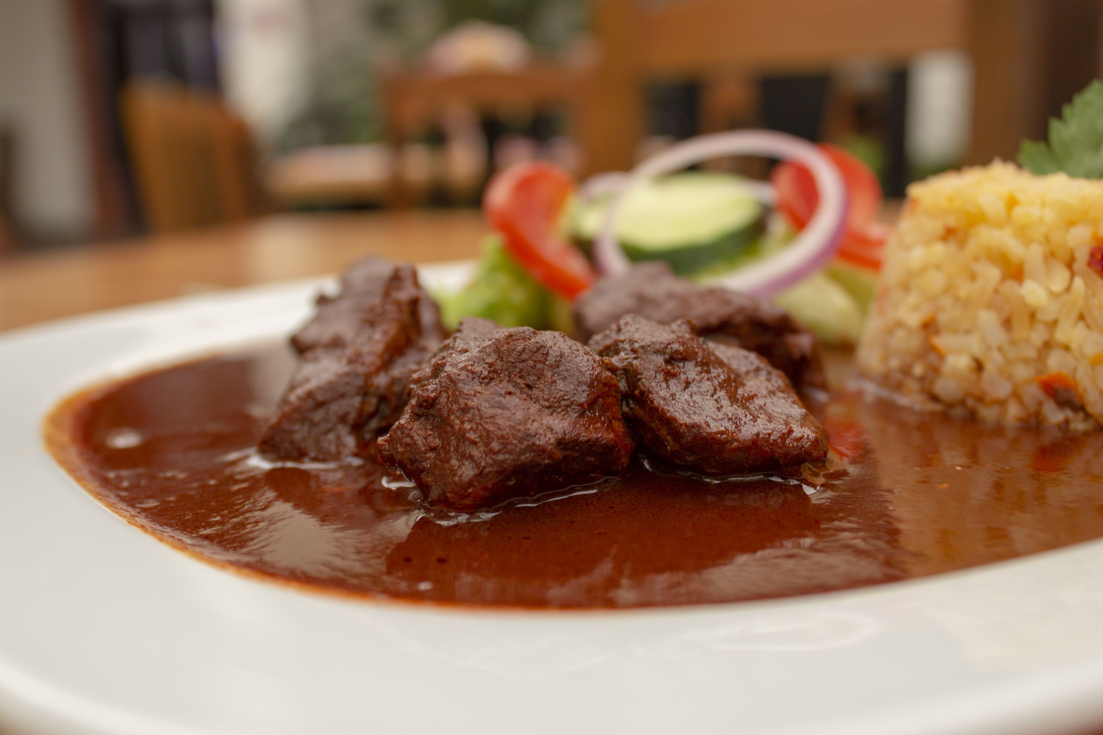 Prato de comida com carne e arroz.