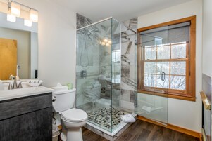 Quarto Romântico, 1 cama king-size, vista para a montanha | Casa de banho | Artigos de higiene pessoal grátis, um secador de cabelo