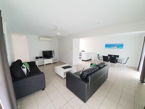 Vila superior, 2 quartos, de frente para a praia | 1 quarto, camas com colchões pillow-top, individualmente decorados
