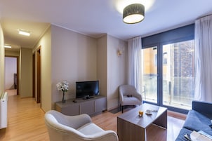 Apartamento, 3 quartos | Sala de estar | TV LCD