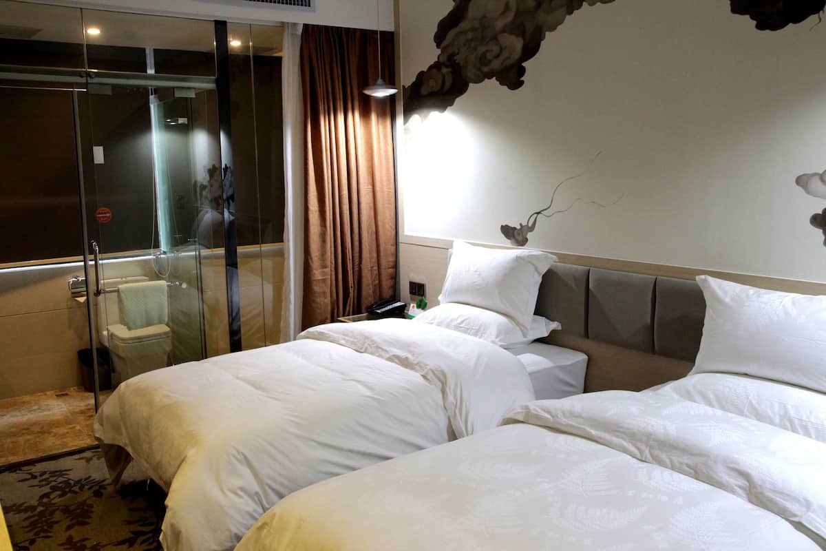 Minibar, cofre no quarto, secretária, cortinas/cortinados opacos