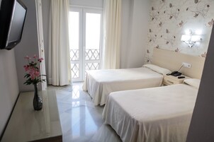 Escrivaninha, cortinas blackout, Wi-Fi de cortesia, roupa de cama