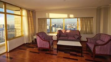 Suíte executiva, 1 quarto, sacada, vista para a cidade | Sala de estar | TV LCD, lareira