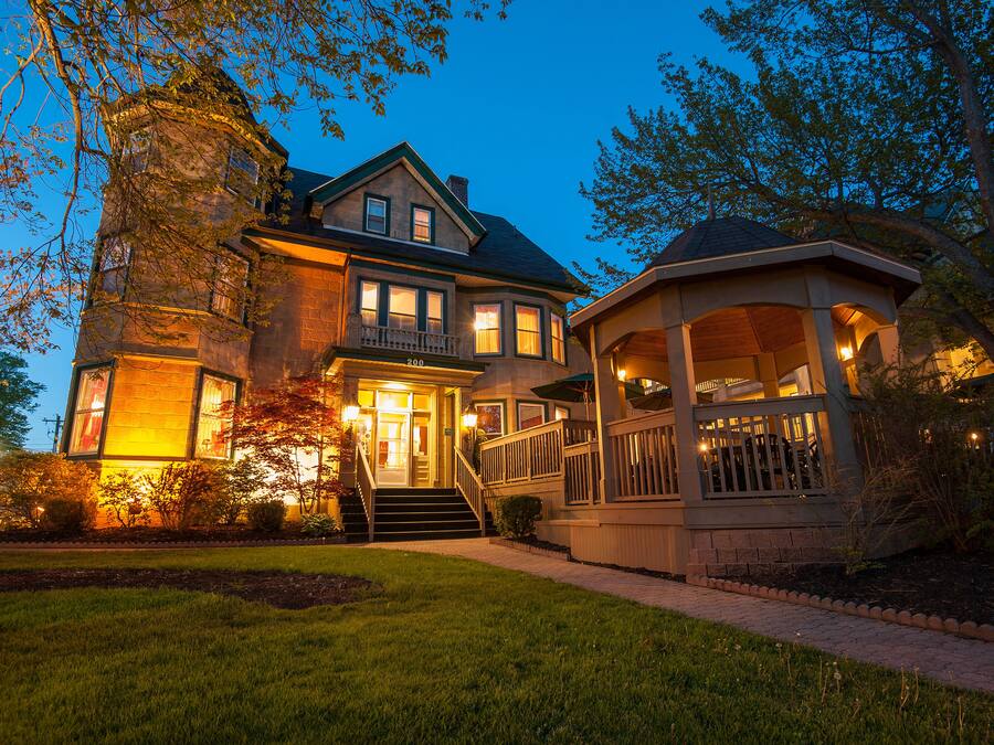 Fachada da propriedade à noite