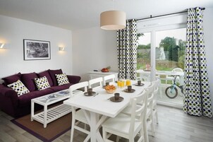 Maisonnette 4 pieces duplex 6/8 | Sala de estar | Televisor de 32 polegadas com canais digitais, ténis de mesa 