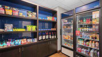 Exposição refrigerada de bebidas e lanches.