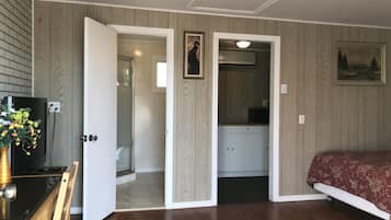 Quarto standard | Escrivaninha, ferros/tábuas de passar roupa, Wi-Fi de cortesia
