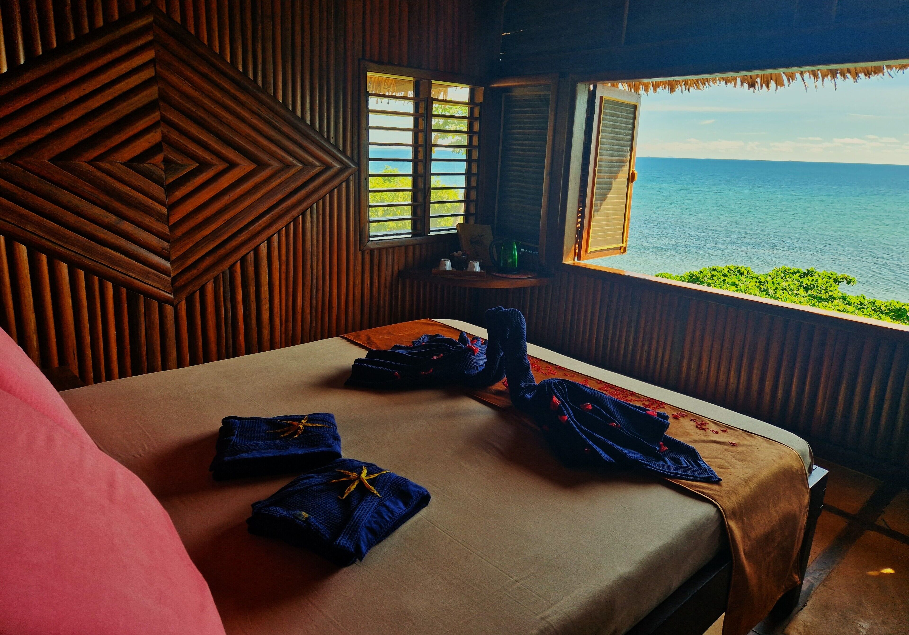 Quarto Duplo Básico | Camas de colchão pillowtop, minibar com produtos grátis 