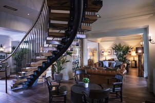 Pequenos-almoços servidos, com espaço para refeições ao ar livre 