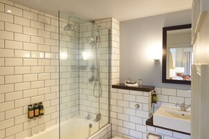 Quarto casal clássico | Banheiro | Chuveiro, produtos de toalete grátis, secador de cabelo