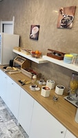 Café da manhã com buffet todos os dias mediante uma taxa