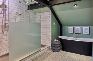 Quarto Cidade | Casa de banho | Artigos de higiene pessoal grátis, um secador de cabelo 
