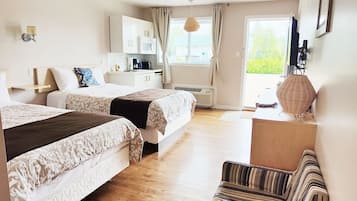 Quarto luxo, cozinha americana | Individualmente decorados, individualmente mobiliados, escrivaninha